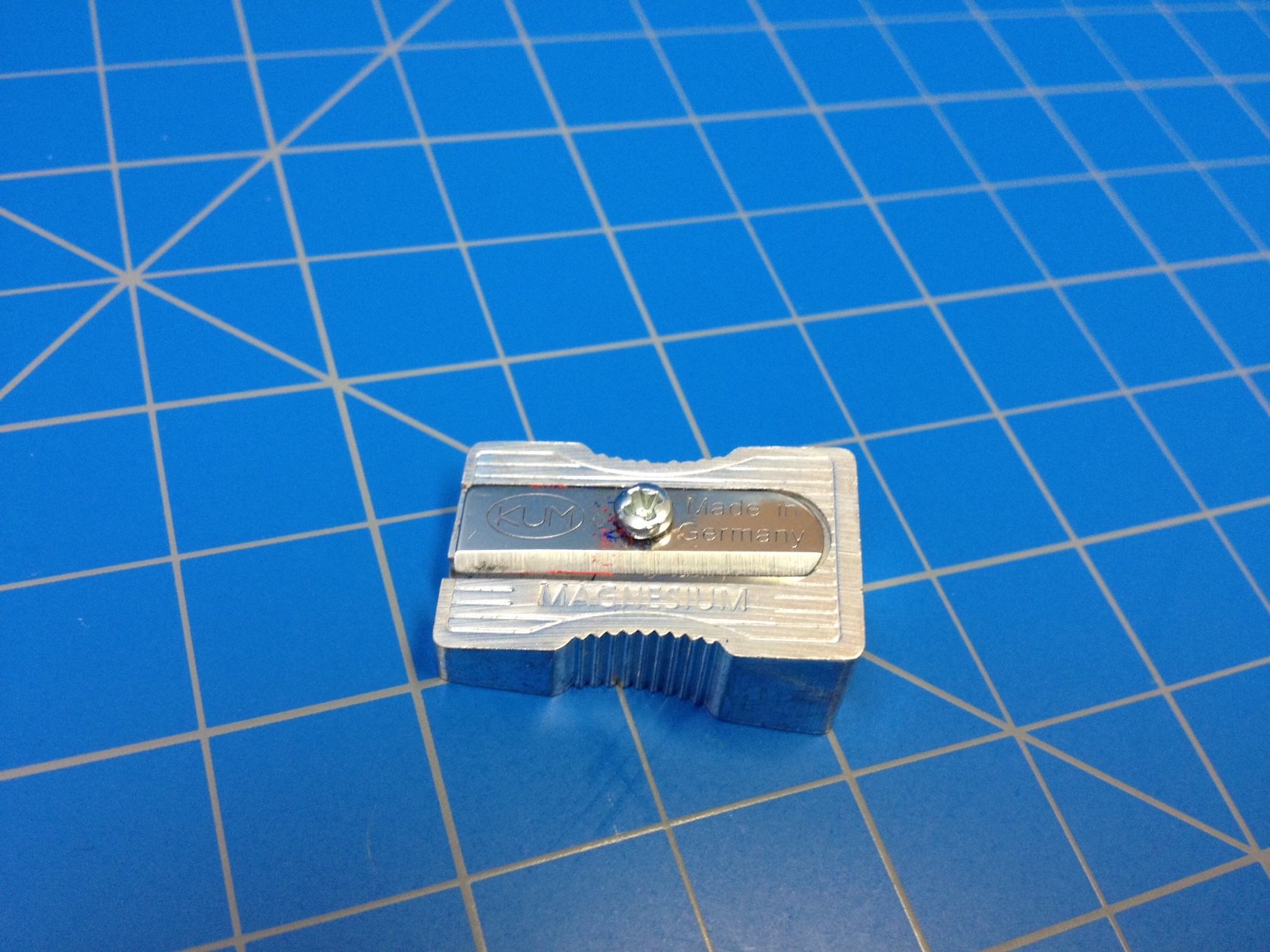 Review – Kum Pencil Sharpener (Magnesium 1-hole Wedge) | Art Supply Critic