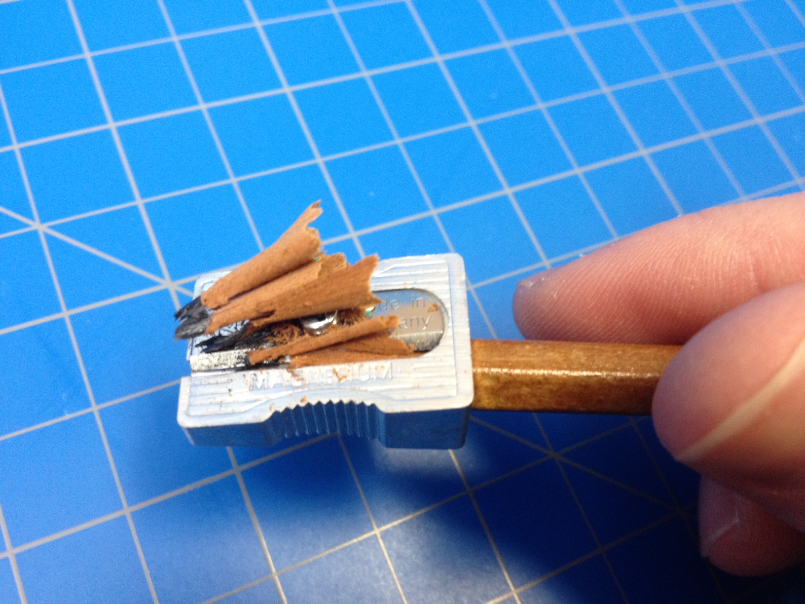 Review – Kum Pencil Sharpener (Magnesium 1-hole Wedge) | Art Supply Critic