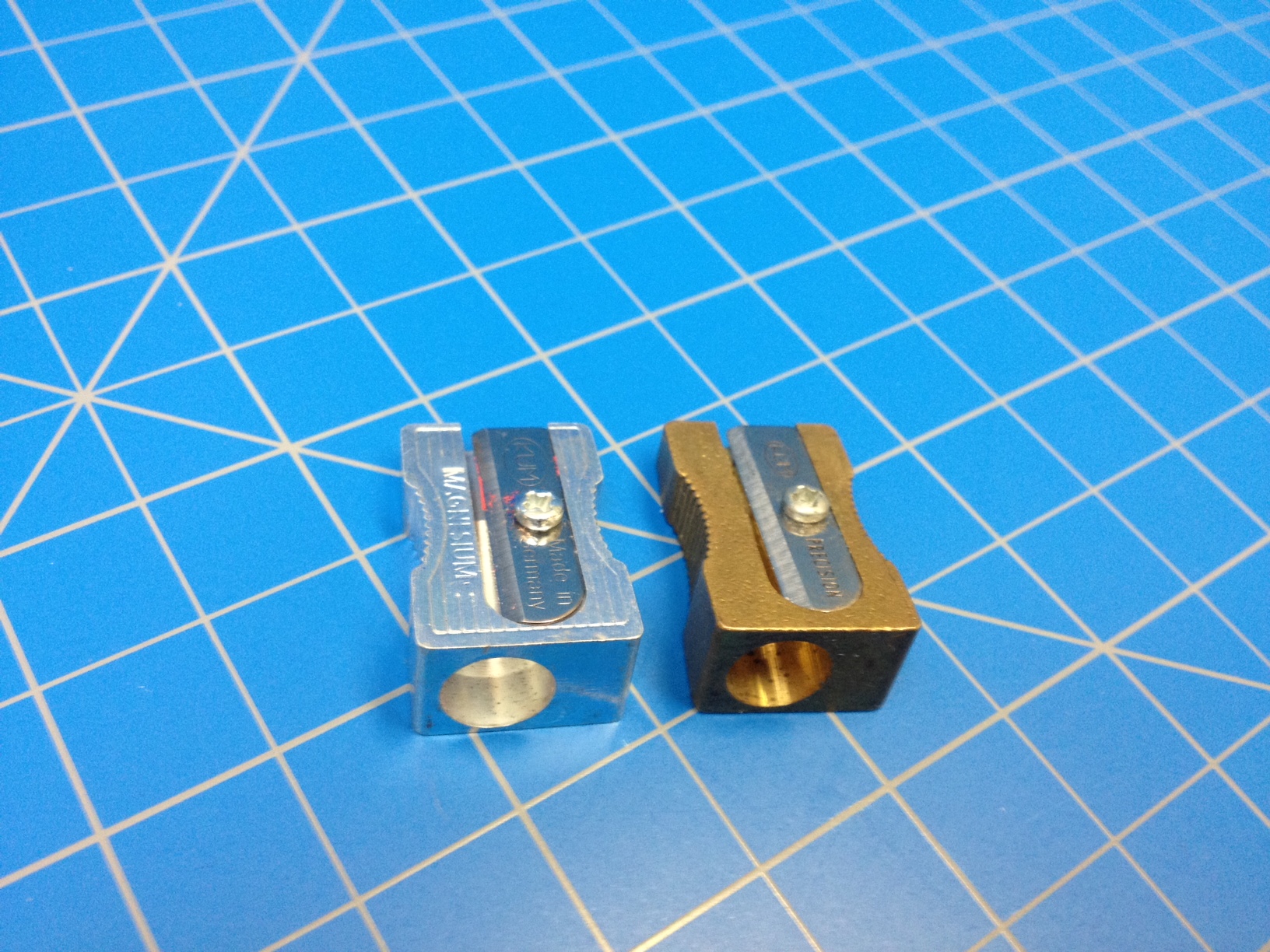 Review – Kum Pencil Sharpener (Magnesium 1-hole Wedge) | Art Supply Critic